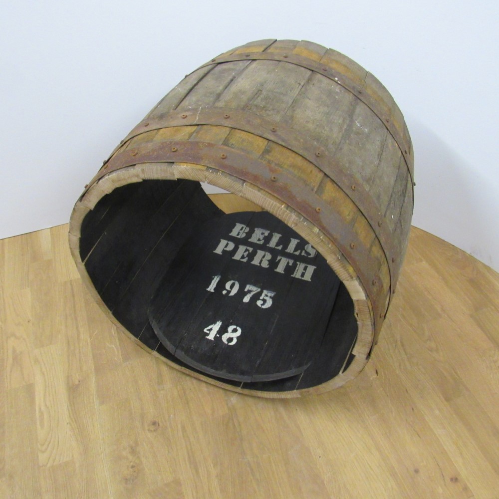 Cask Bar - Die Mitte eines originalen Whiskyfasses mit einem originalem ...